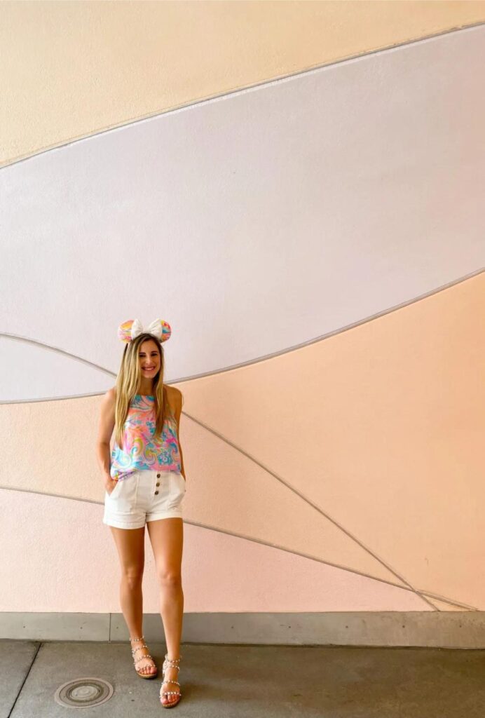 15 Cute And Comfortable EPCOT Outfit Ideas For Women - That Disney Fam
