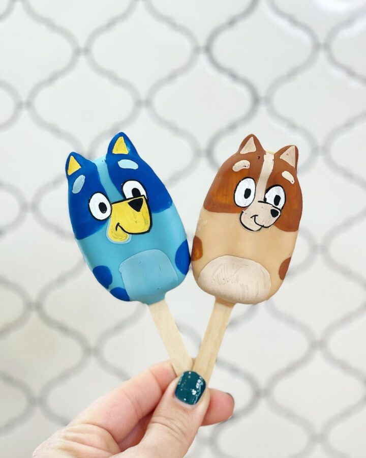 8 Bluey Cake Pops Perfect For Your Bluey Obsessed Birthday Kid - That ...