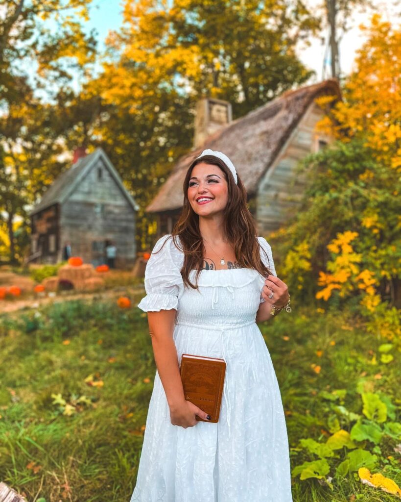 8 Best Hocus Pocus Disneybound Outfit Ideas - That Disney Fam