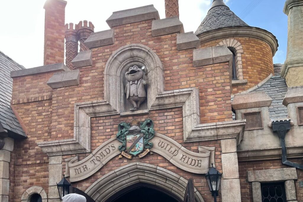 10 Fun Facts About The Alice In Wonderland Ride - That Disney Fam