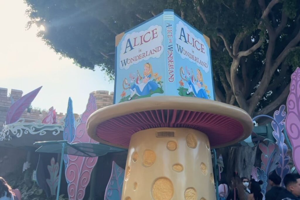 10 Fun Facts About The Alice In Wonderland Ride - That Disney Fam